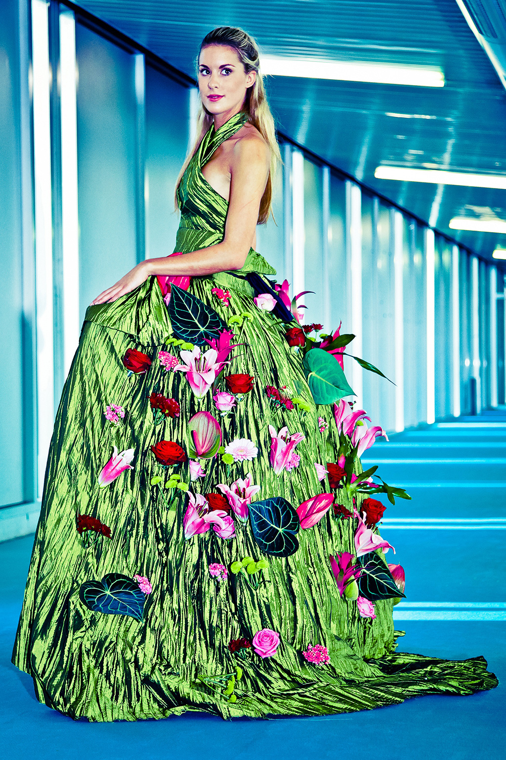 Bloemenshow-catwalk-GELUKSJURK - Blomatelier Gouda - International ...